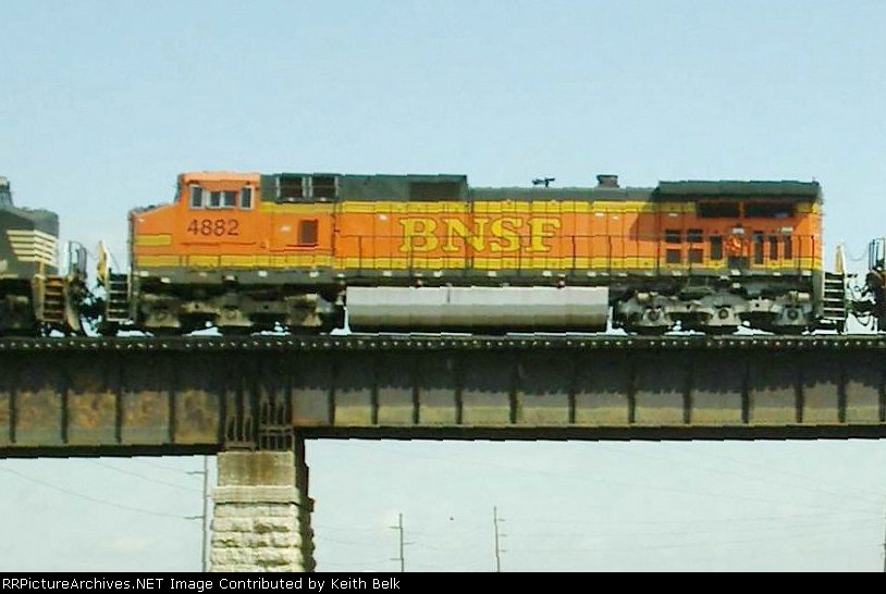 BNSF 4882